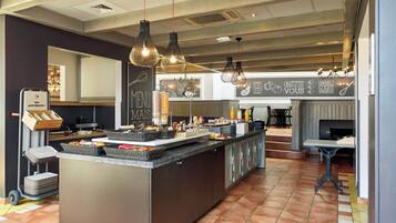 Pequeno-almoço tipo buffet diário mediante uma taxa