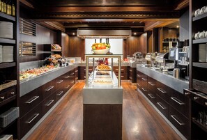 Pequeno-almoço tipo buffet diário (23.50 EUR por pessoa) 