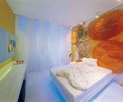Quarto Duplo Design | Roupa de alta qualidade, minibar, cofre no quarto, secretária 
