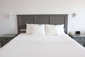 Cofres nos quartos, escrivaninha, espaço de trabalho para notebook