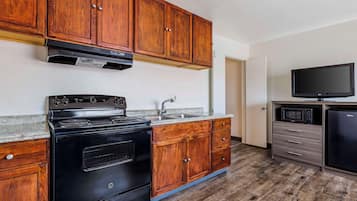 Suite, 1 cama king-size e sofá-cama, não fumadores, kitchenette (with Sofabed) | Cozinha privada | Um frigorífico, um micro-ondas, uma cafeteira/bule