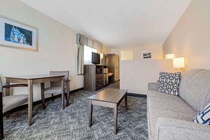 Suite, 1 cama king-size, não fumadores, frigorífico e micro-ondas | Roupa de alta qualidade, secretária, ferro/tábua de engomar