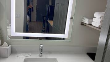 Chuveiro/banheira combinados, secador de cabelo, toalhas de banho