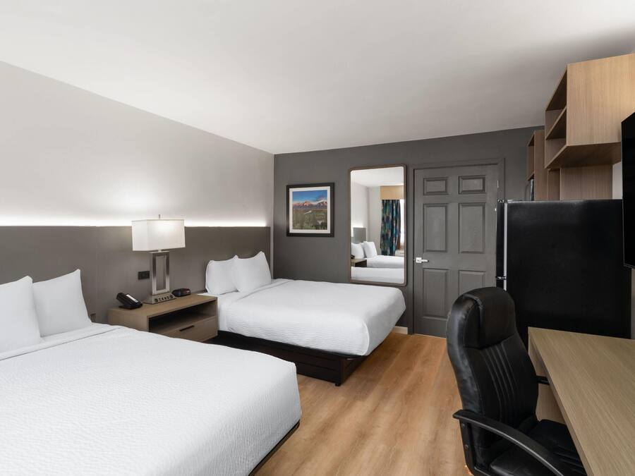 Quarto, 2 camas queen-size, adaptado para pessoas com dificuldades de mobilidade (Roll-in Shower) | Secretária, cortinas/cortinados opacos, ferro/tábua de engomar