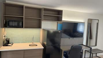 Escrivaninha, cortinas blackout, ferros/tábuas de passar roupa