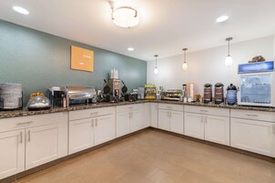 Café da manhã com buffet grátis todos os dias