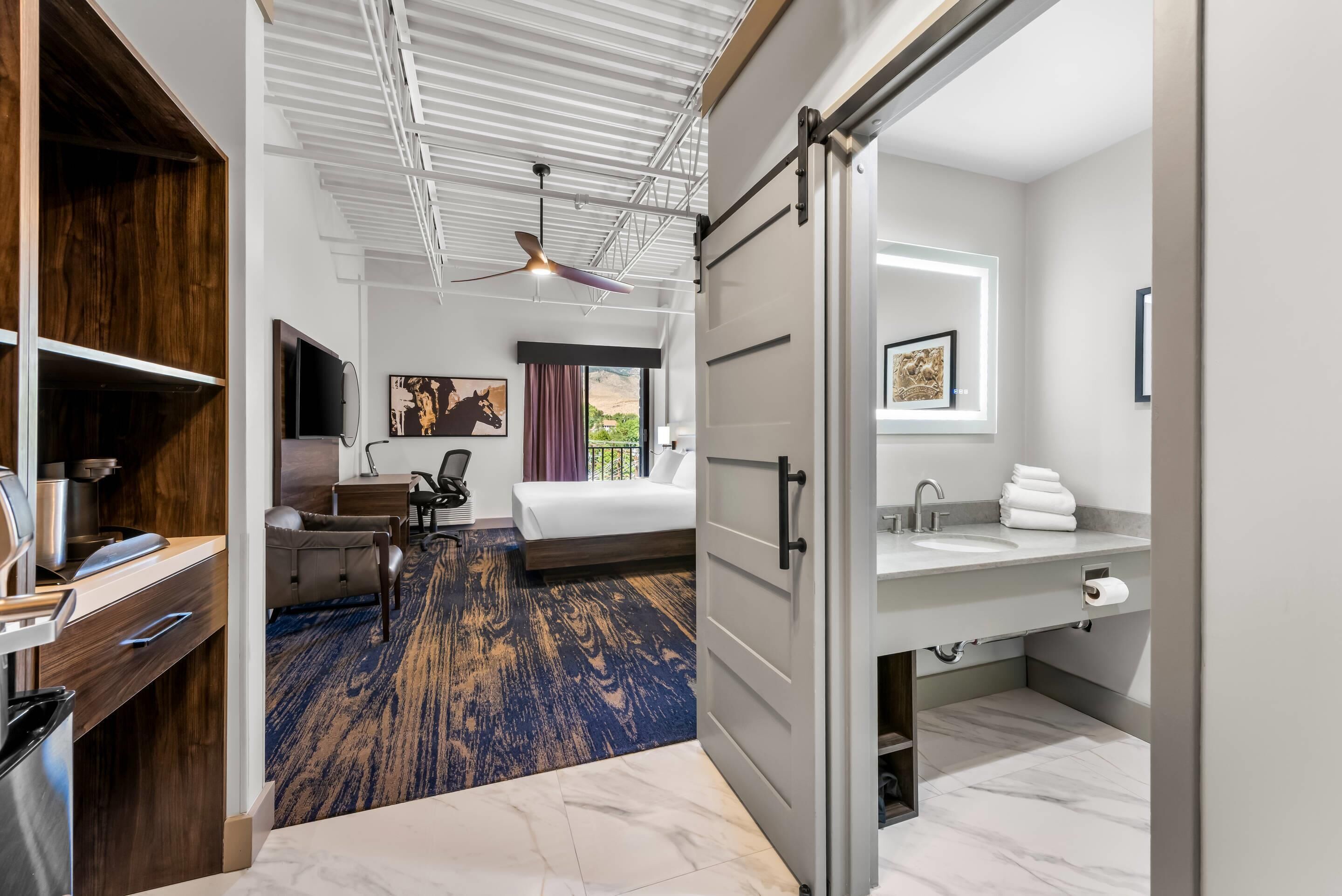 Roupa hipoalergénica, secretária, cortinas/cortinados opacos 