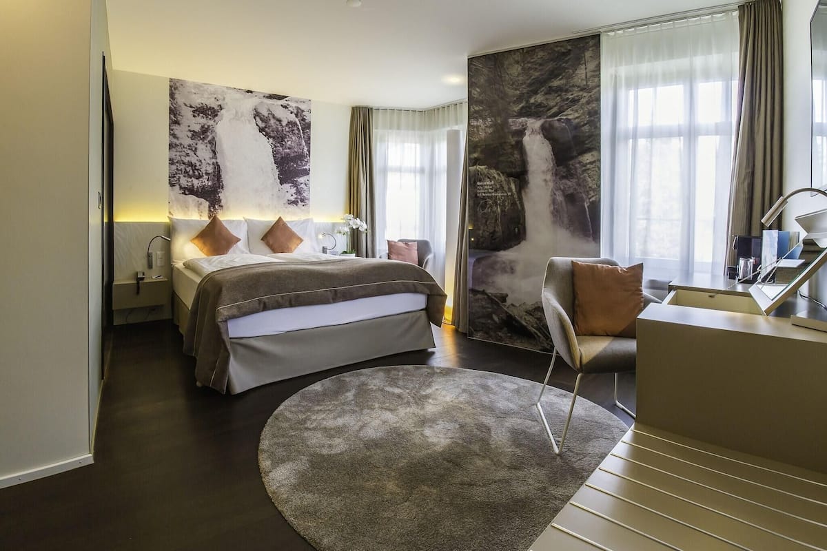 Roupa hipoalergénica, minibar grátis, cofre no quarto, secretária 