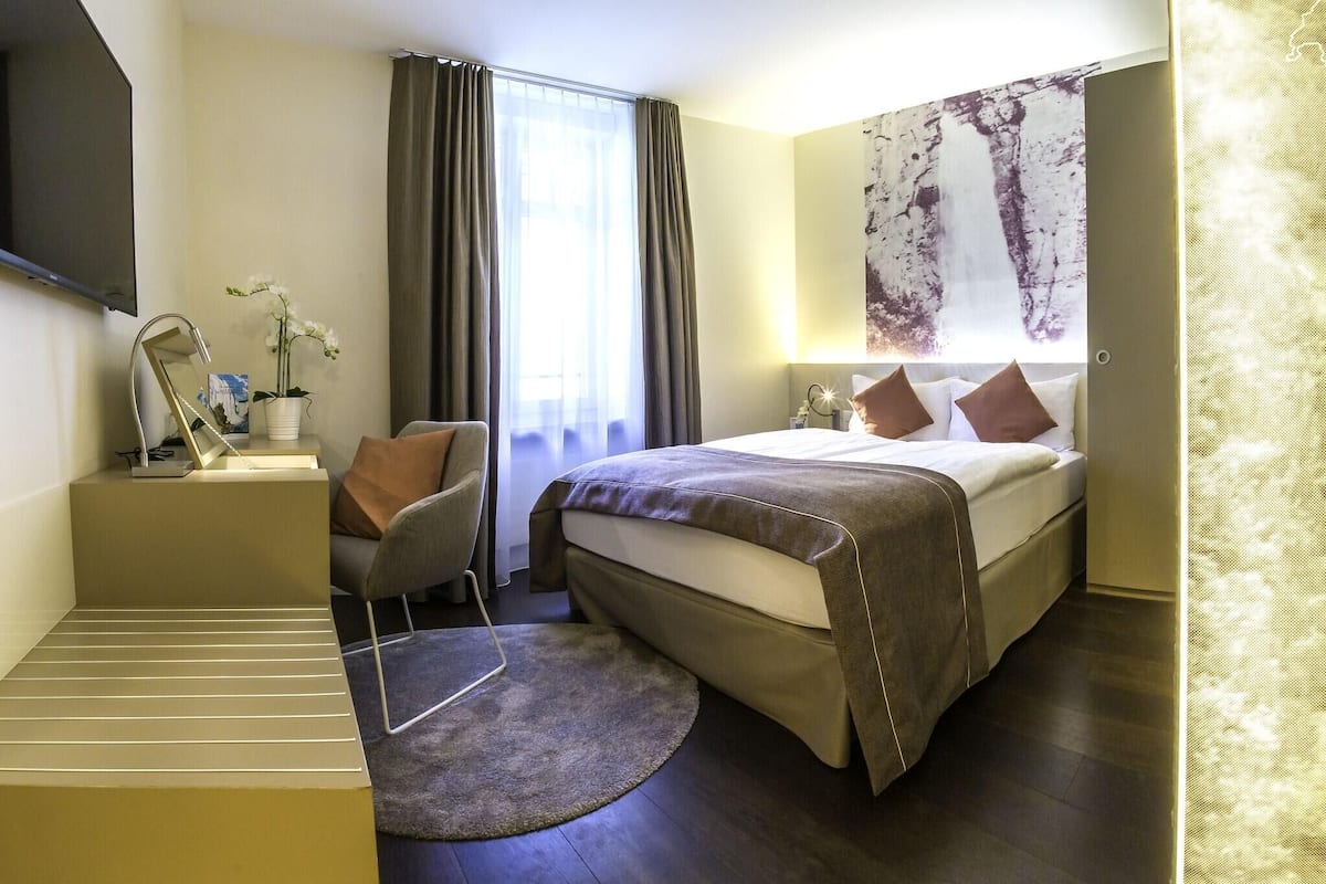 Roupa hipoalergénica, minibar grátis, cofre no quarto, secretária 