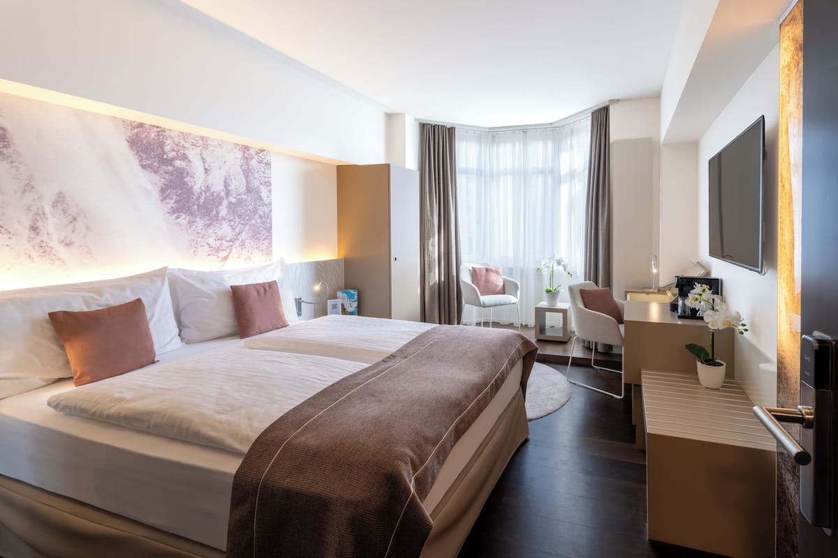 Roupa hipoalergénica, minibar grátis, cofre no quarto, secretária 