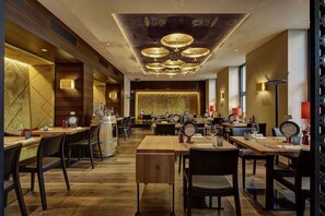 Café da manhã, almoço e jantar; culinária espanhola