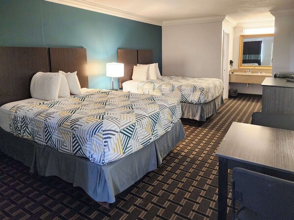 Quarto Deluxe, 2 camas queen-size, não fumadores, frigorífico e micro-ondas | Secretária, ferro/tábua de engomar, Wi-fi grátis 