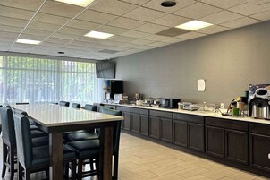 Café da manhã com buffet grátis todos os dias