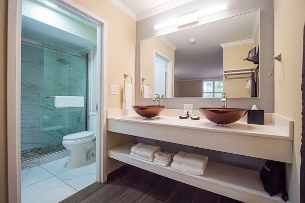 Quarto Standard, 2 camas queen-size | Casa de banho | Produtos de higiene exclusivos, um secador de cabelo