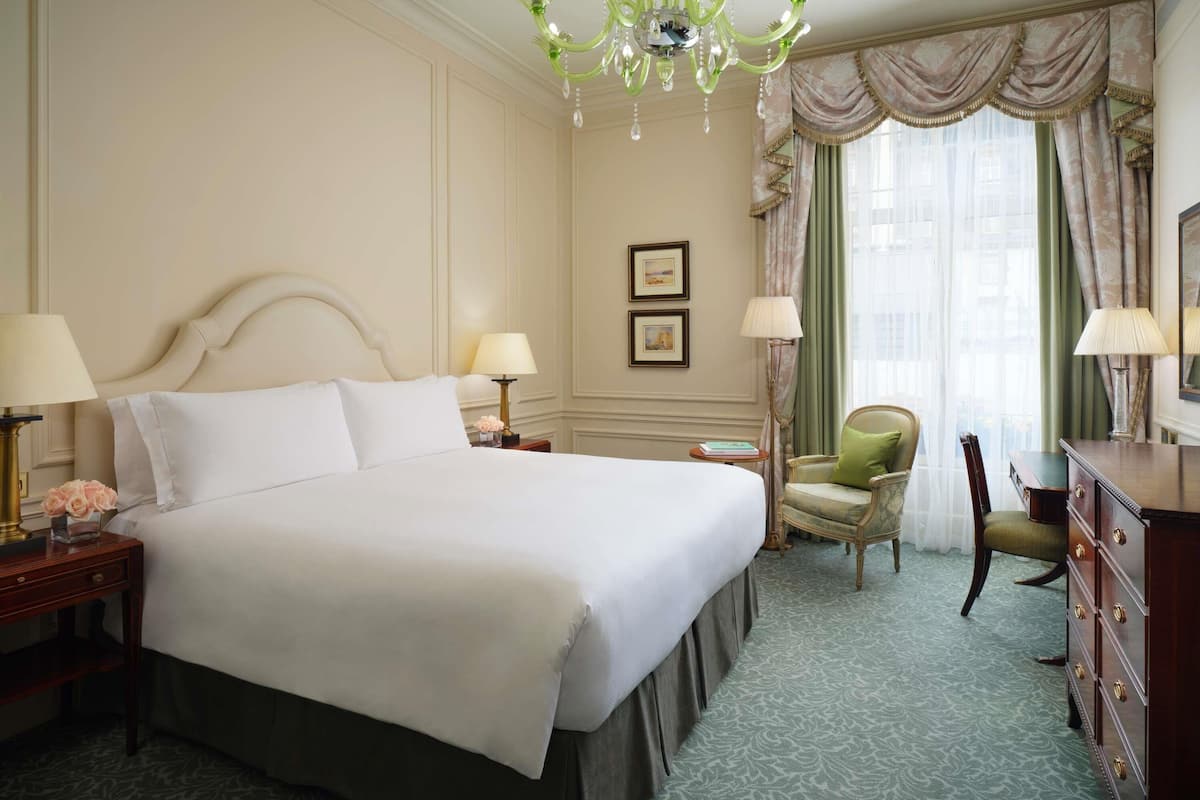 Quarto luxo, 1 cama King (Heritage) | 1 quarto, roupas de cama premium, edredons de pluma, frigobar