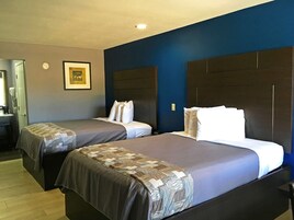 Cofres nos quartos, escrivaninha, cortinas blackout
