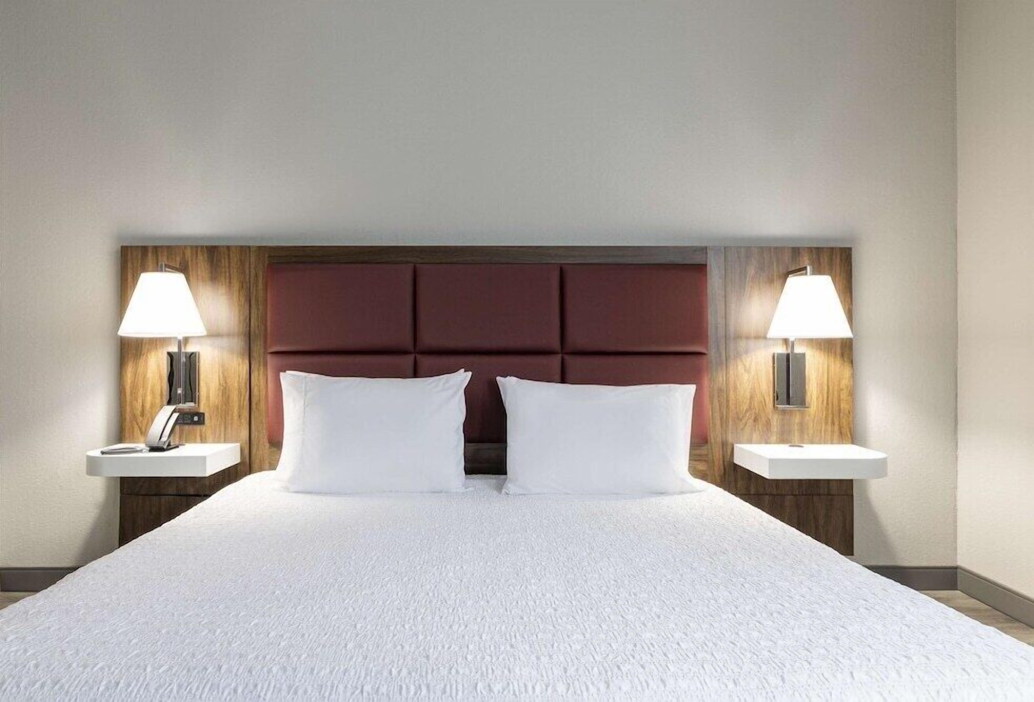 Roupas de cama premium, cofres nos quartos, escrivaninha