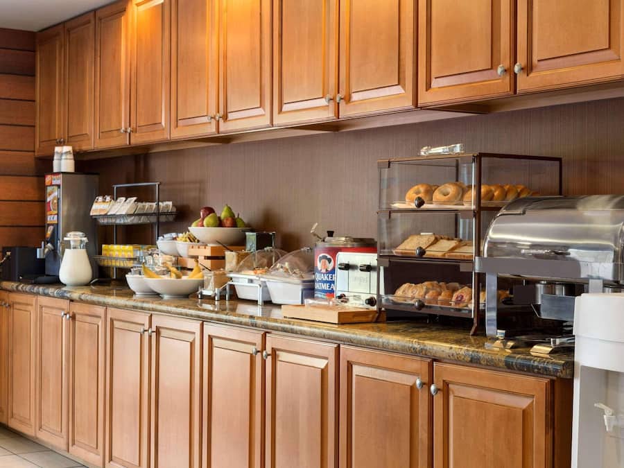 Café da manhã com buffet grátis todos os dias