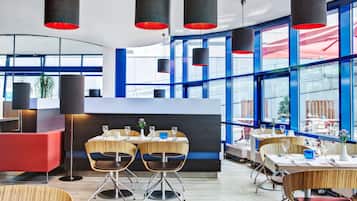 2 restaurantes, é servido almoço