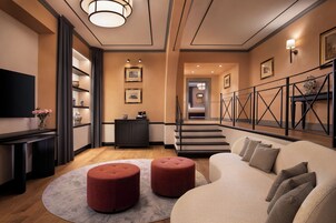 Suíte com design assinado, vista para a cidade | Frigobar, cofres nos quartos, individualmente decorados