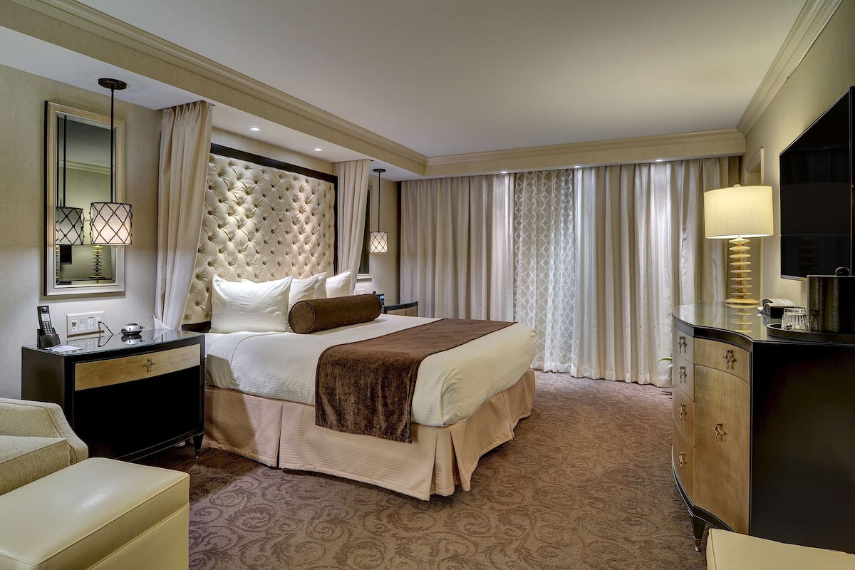 Cofres nos quartos, escrivaninha, cortinas blackout