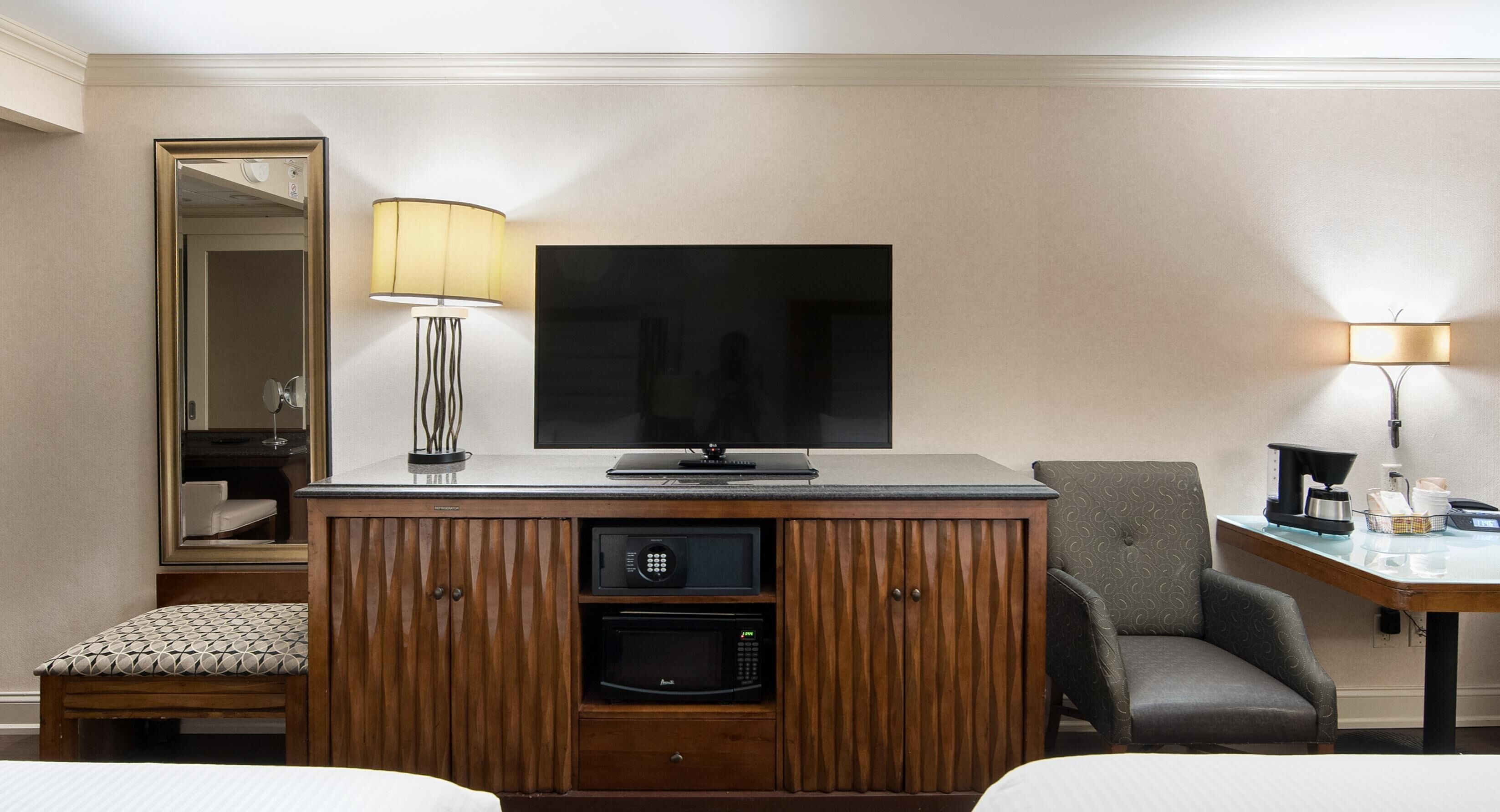 Quarto Standard, 2 camas queen-size, não fumadores, frigorífico | Cofre no quarto, secretária 