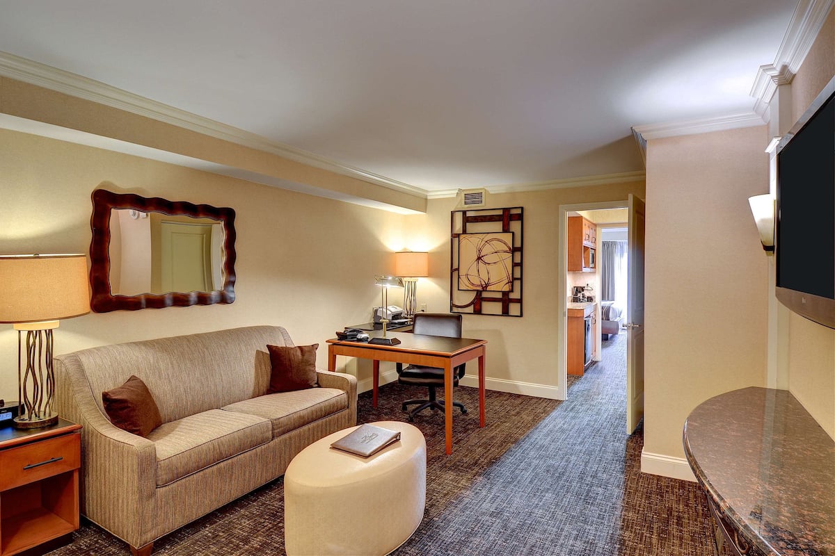 Cofre no quarto, secretária