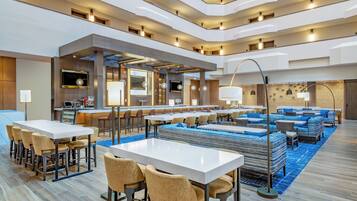 Pequenos-almoços, almoços, jantares servidos, cozinha americana