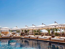 Piscina externa, funciona das 8h às 17h, guarda-sóis, espreguiçadeiras