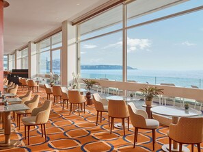 4 restaurantes, pequenos-almoços servidos, cozinha internacional 