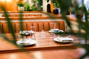 Servem pequenos-almoços, almoços, jantares e brunches (fins de semana)