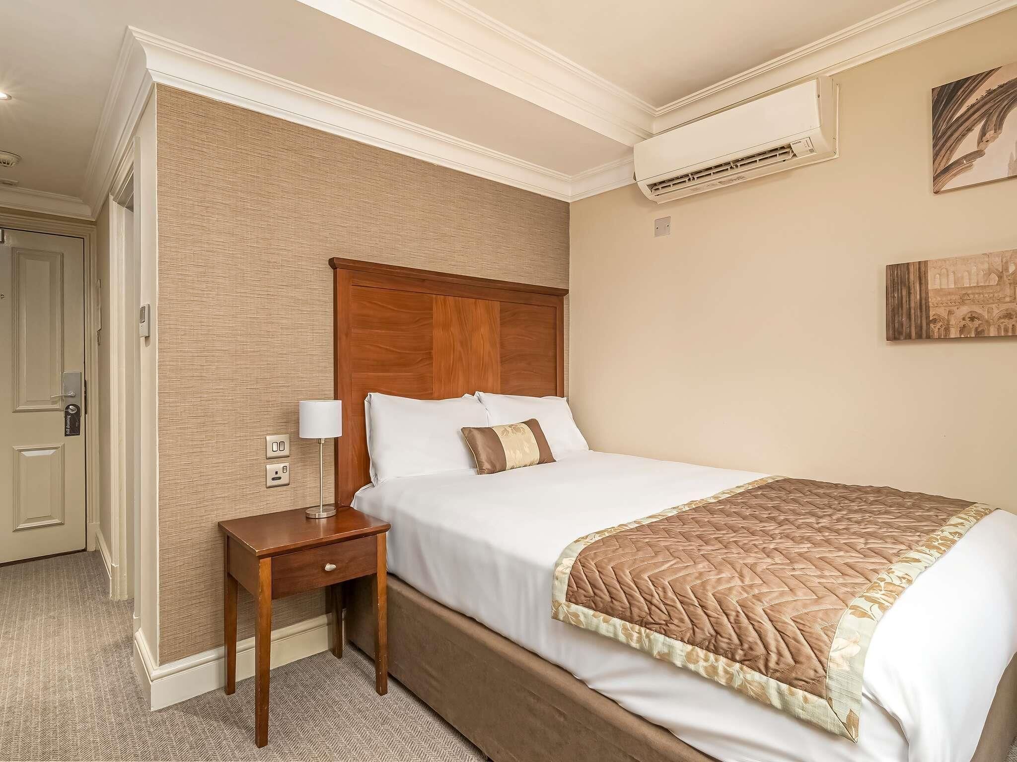 Quarto clássico, 1 cama de solteiro | Roupas de cama premium, escrivaninha, espaço de trabalho para notebook