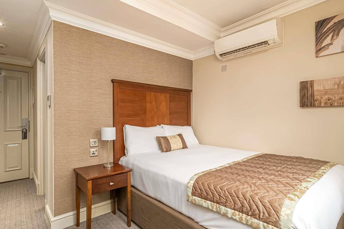 Quarto clássico, 1 cama de solteiro | Roupas de cama premium, escrivaninha, espaço de trabalho para notebook