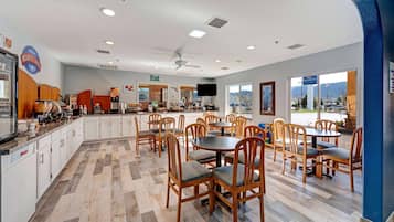 Café da manhã com buffet grátis todos os dias