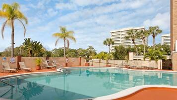 Piscina exterior, da(s) 7:00 à(s) 21:00, espreguiçadeiras