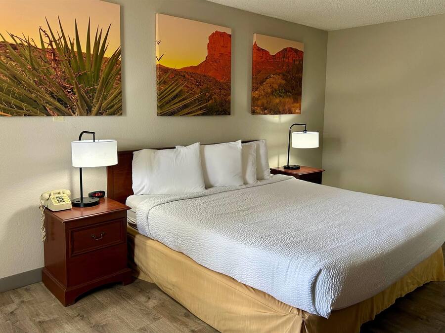 Quarto Standard, 1 cama king-size | Secretária, cortinas/cortinados opacos, ferro/tábua de engomar