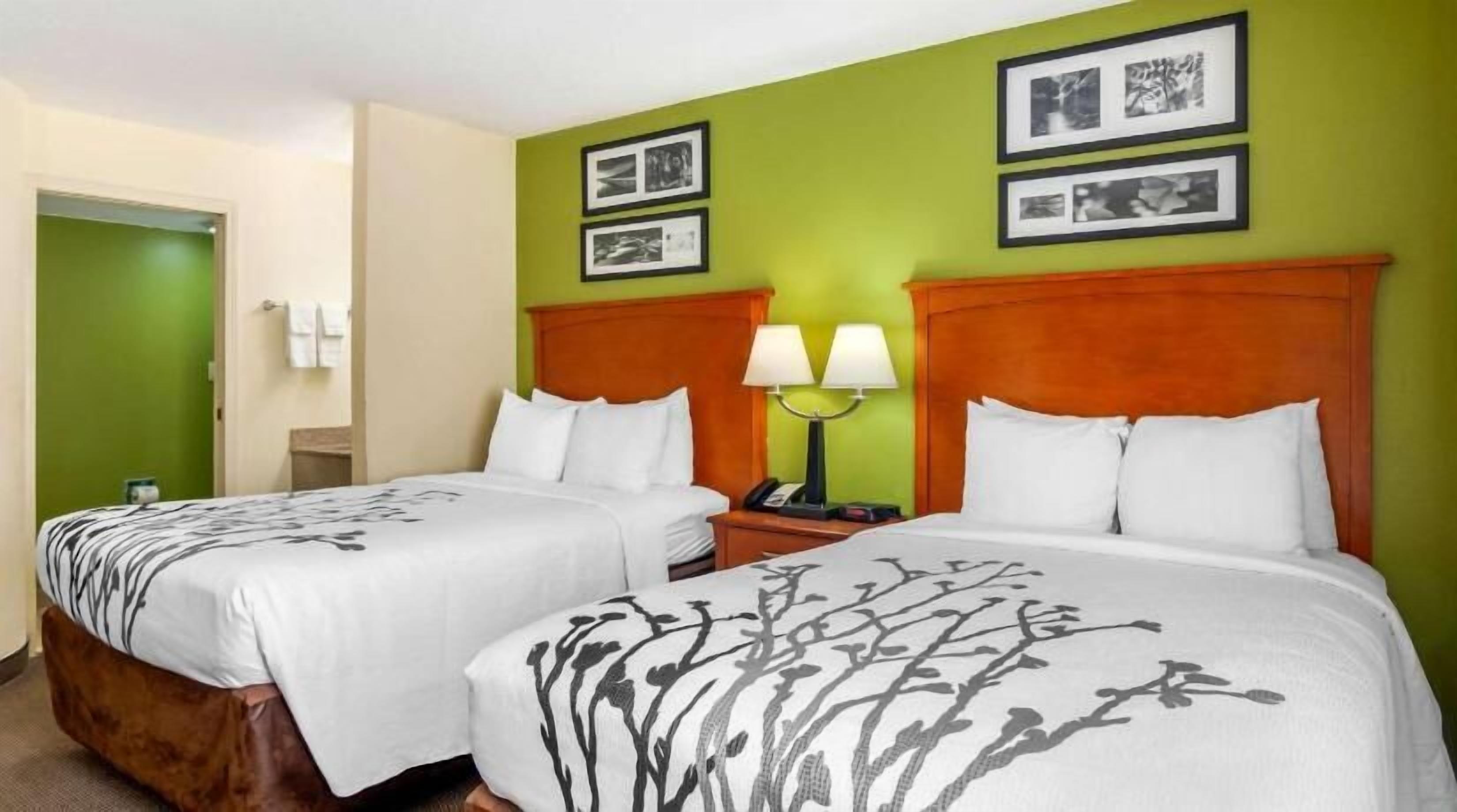 Roupas de cama premium, escrivaninha, quartos à prova de som