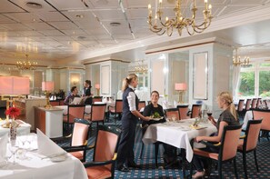 2 restaurantes: opção de café da manhã, almoço e jantar