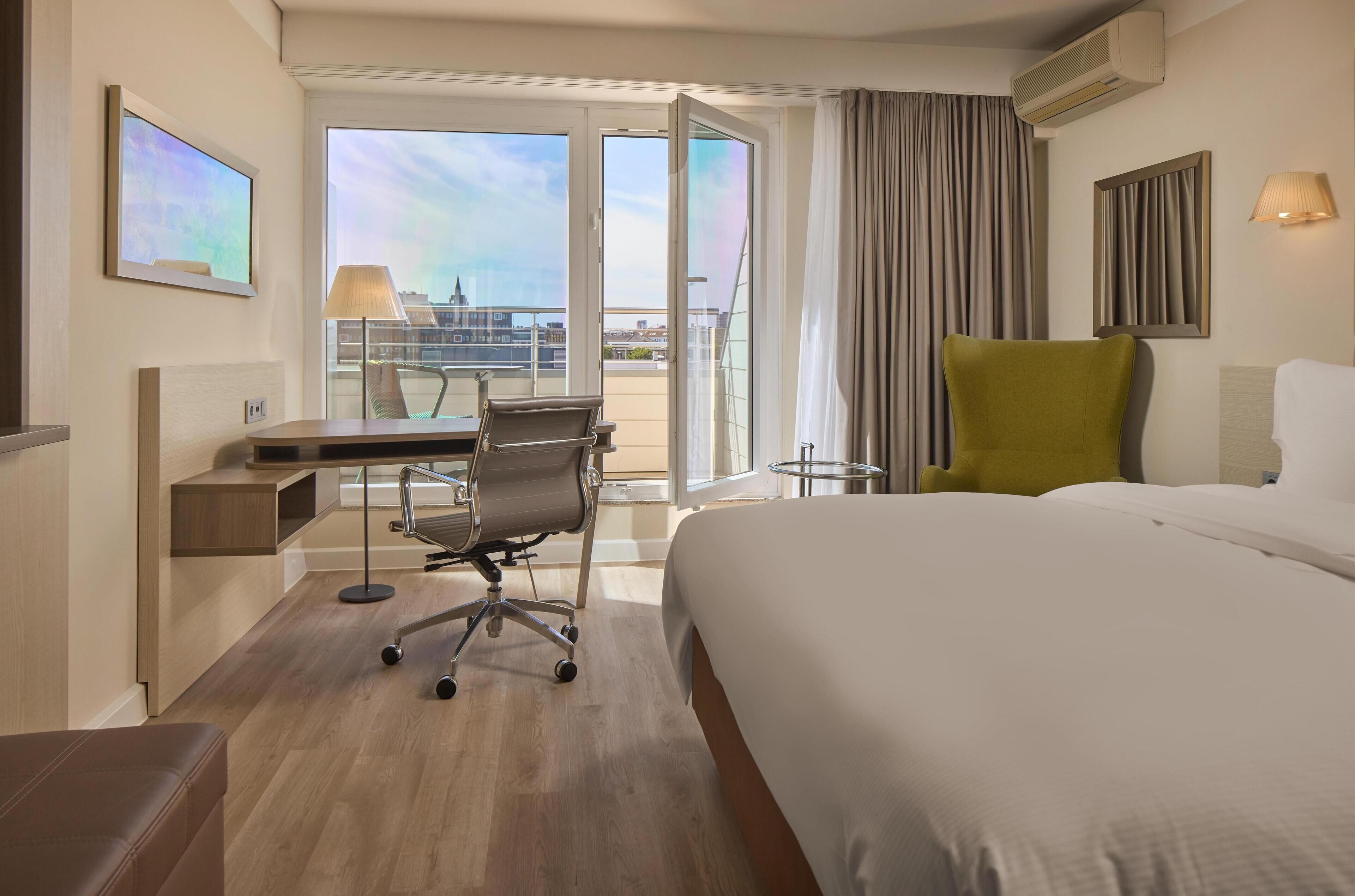 Quarto, 1 cama Queen, sacada | Roupas de cama premium, edredons de pluma, camas com colchões pillow-top