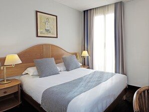 Quarto Duplo, varanda | Roupa de alta qualidade, cofre no quarto, secretária 
