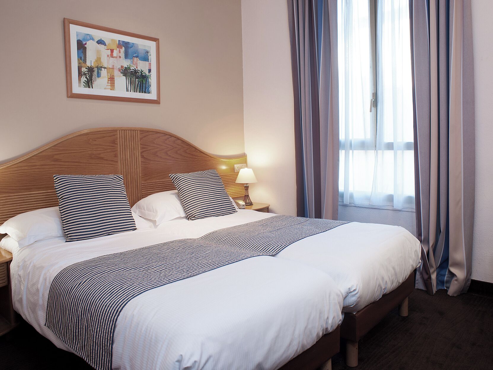 Roupas de cama premium, cofres nos quartos, escrivaninha
