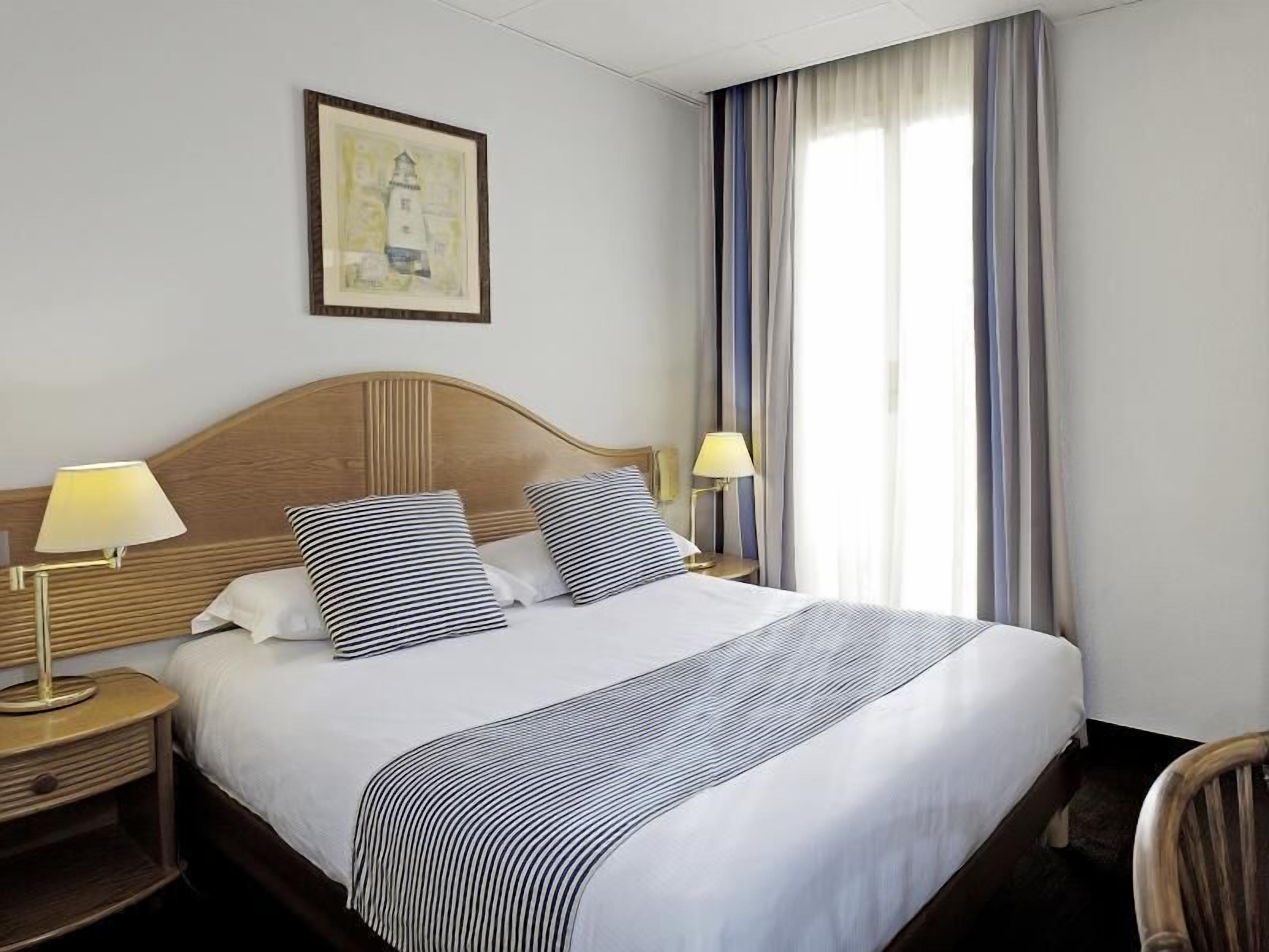 Roupas de cama premium, cofres nos quartos, escrivaninha