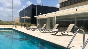Piscina externa, funciona das 9h às 18h, guarda-sóis, espreguiçadeiras