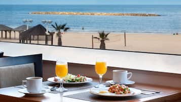 Café da manhã com buffet todos os dias (ILS 150 por pessoa)