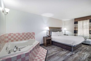 Suite Deluxe, 1 cama king-size, não fumadores | Cofre no quarto, secretária, cortinas/cortinados opacos 