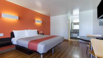 Cofre no quarto, cortinas/cortinados opacos, roupa de cama fornecida