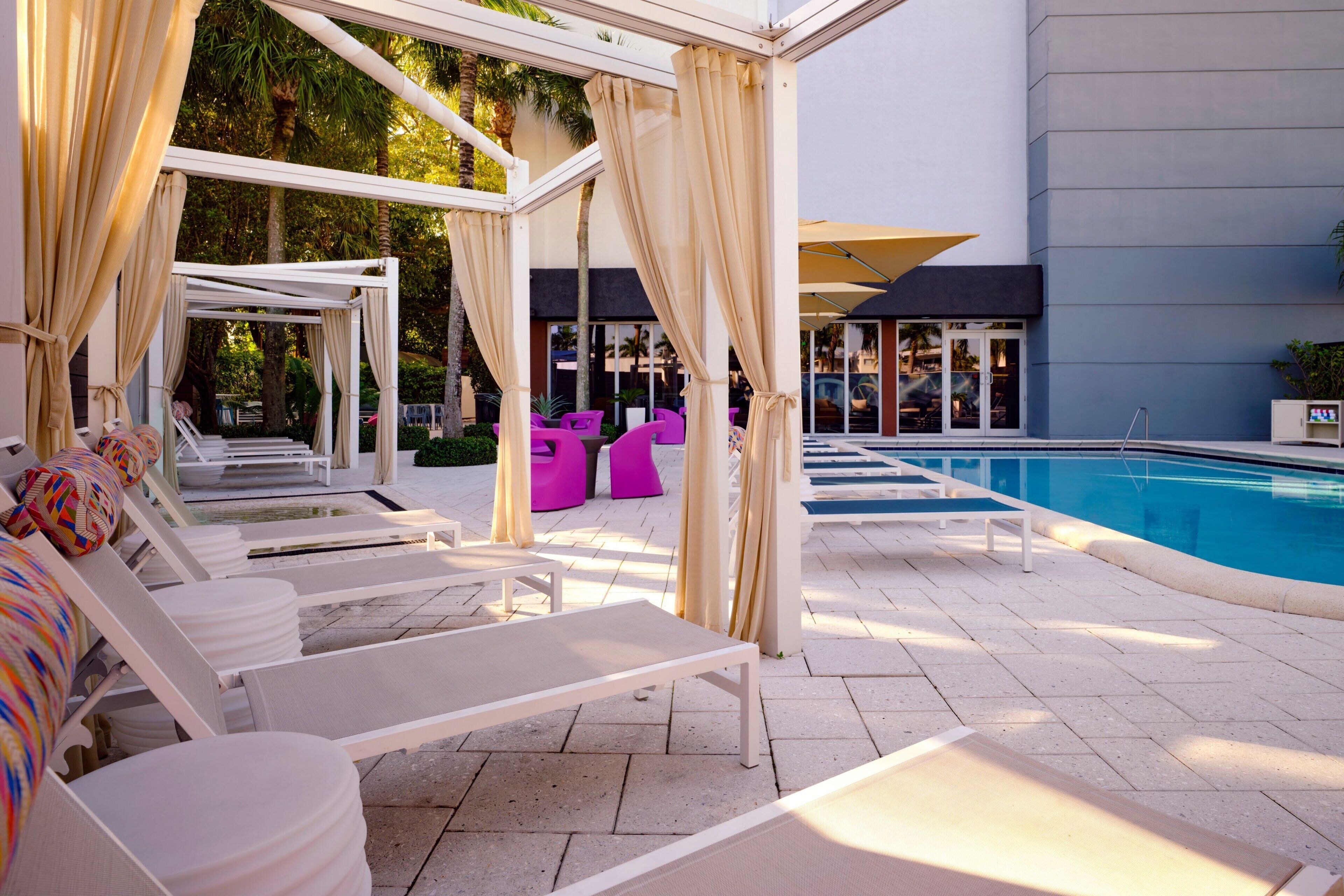 Piscina externa, funciona das 6h às 23h, barracas de cortesia