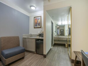 Quarto, 1 cama King, para não fumantes | Roupas de cama premium, cortinas blackout, ferros/tábuas de passar roupa