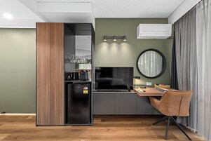 Secretária, secretária adequada para computadores portáteis 