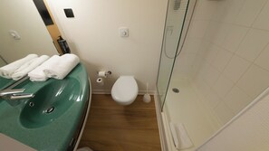 Quarto Standard, 2 camas individuais | Casa de banho | Artigos de higiene ecológicos, um secador de cabelo, toalhas fornecidas 